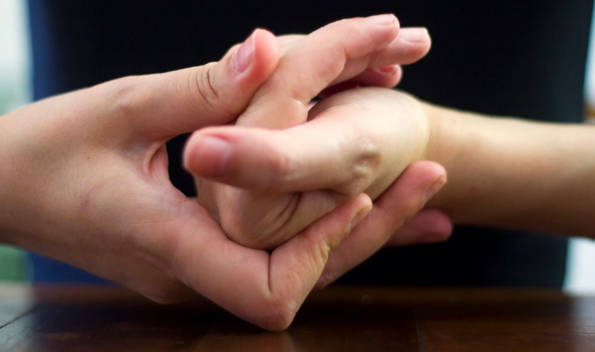 A ka lidhje kërcitja e gishtave dhe kockave me artritin? – Podiumi ...