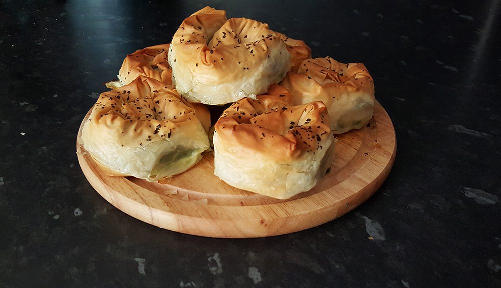 Byrek tradicional me qepë dhe domate/ Arnavut böreği – Podiumi Lajmet ...
