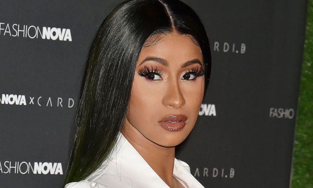 Cardi B i besohet prezantimi i “American Music Awards 2021” – Podiumi ...