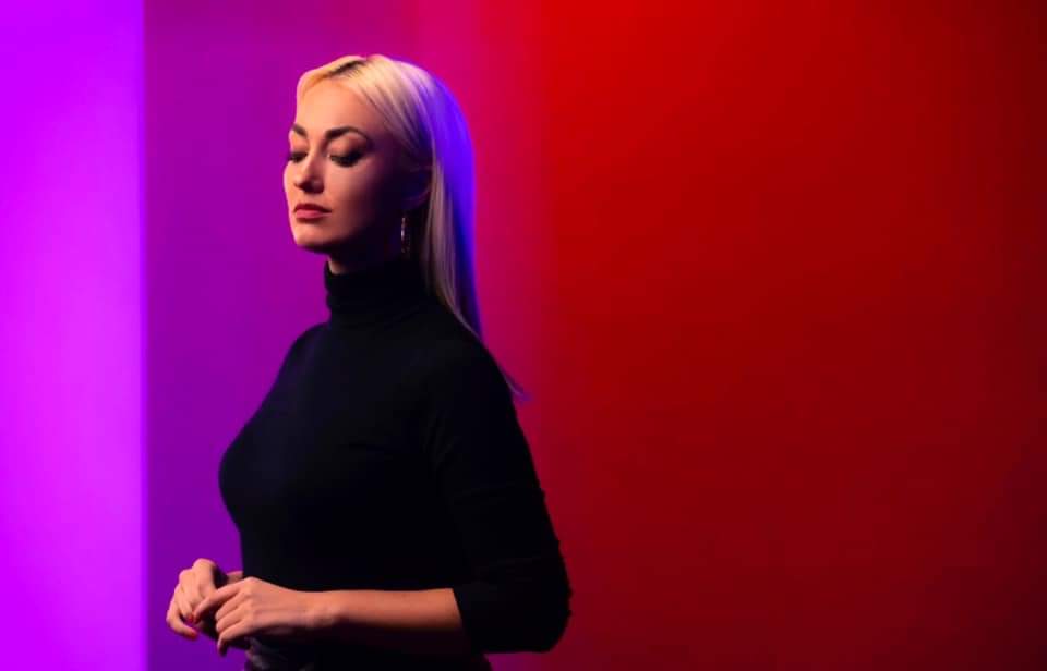 Evi Reçi sqaron për herë të parë raportin me Flori Mumajesin – Podiumi ...