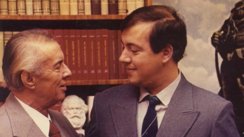 Enver Hoxha, jeta e tij /Historia, e fëmijërisë në Gjirokastër e Korçë ...