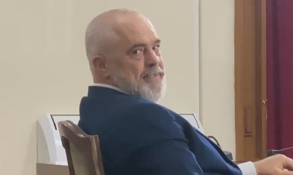 Tavë Dheu Tiranase / Një nga gatimet tradicionale të zonës së Tiranës ...