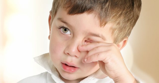 Rreziqet që vijnë nga fërkimi i shpeshtë i syve! – Podiumi Lajmet më të ...