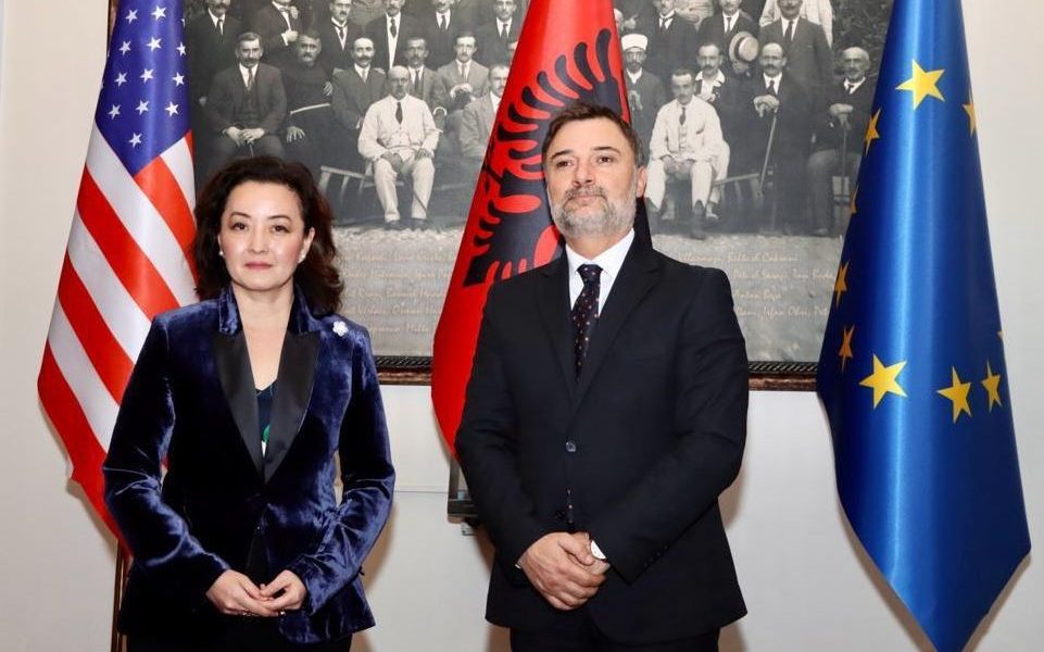 Alibeaj pozon me kokën lart, takoi ambasadoren e bukur Yuri Kim ...