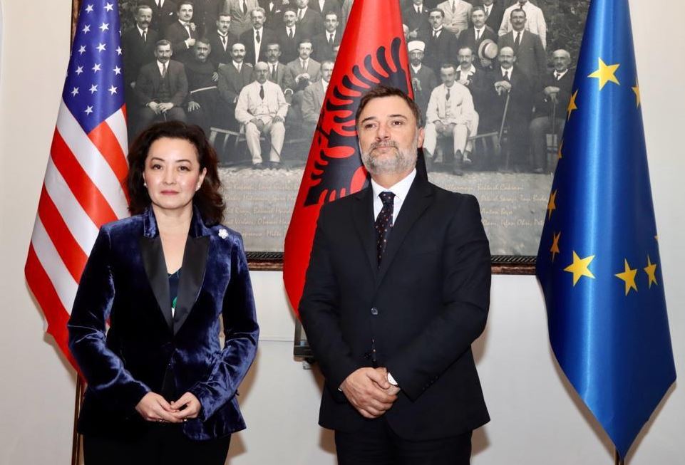 Alibeaj pozon me kokën lart, takoi ambasadoren e bukur Yuri Kim ...