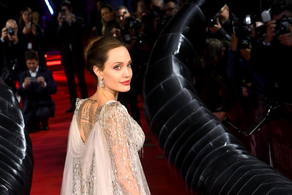 Angelina Jolie prezanton linjën e saj të veshjeve – Podiumi Lajmet më ...
