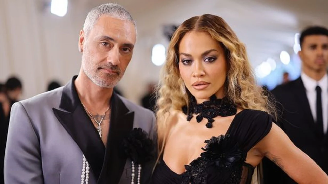 Bashkëshorti i Rita Orës, Taika Waititi bën simbolin e shqiponjës me ...