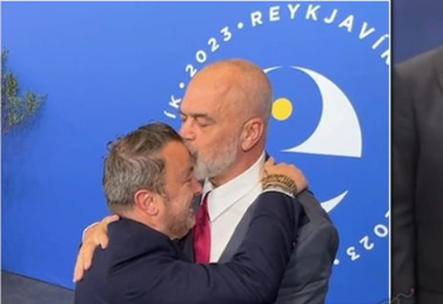 Kë po puthë Rama kështu ?! – Podiumi Lajmet më të fundit në Shqipëri