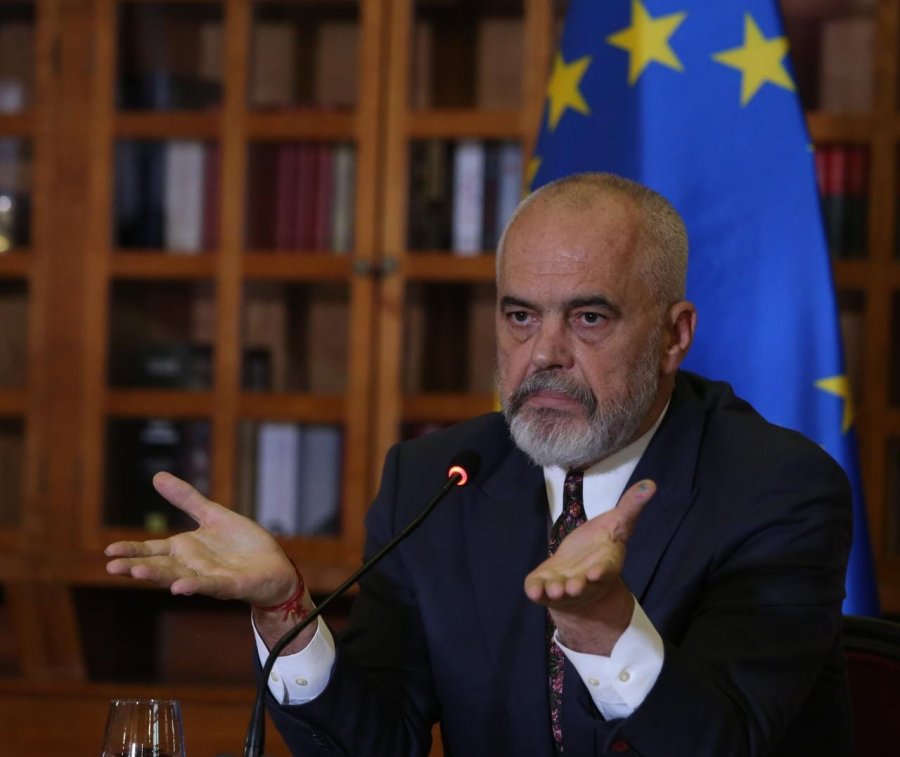 Mbetet Lideri i Kullave të Lanës, në rolin e tij të natyrshëm – Podiumi ...