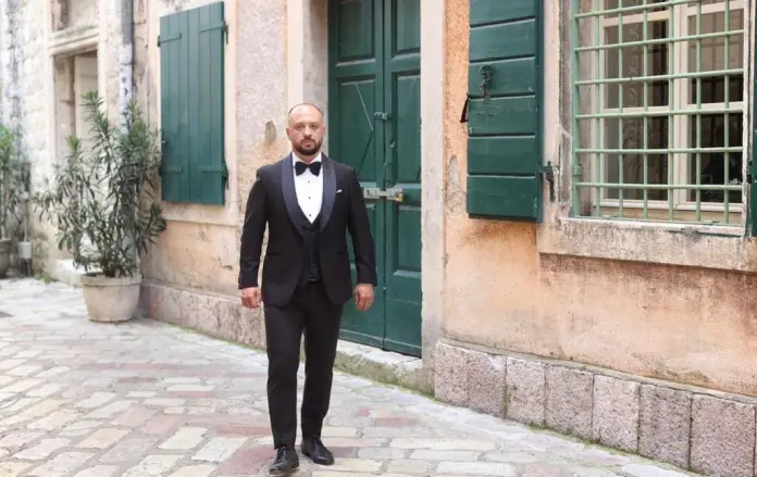 VIDEO/ “Parla piu piano” nga tenori Mario Karaj! Një super realizim ...