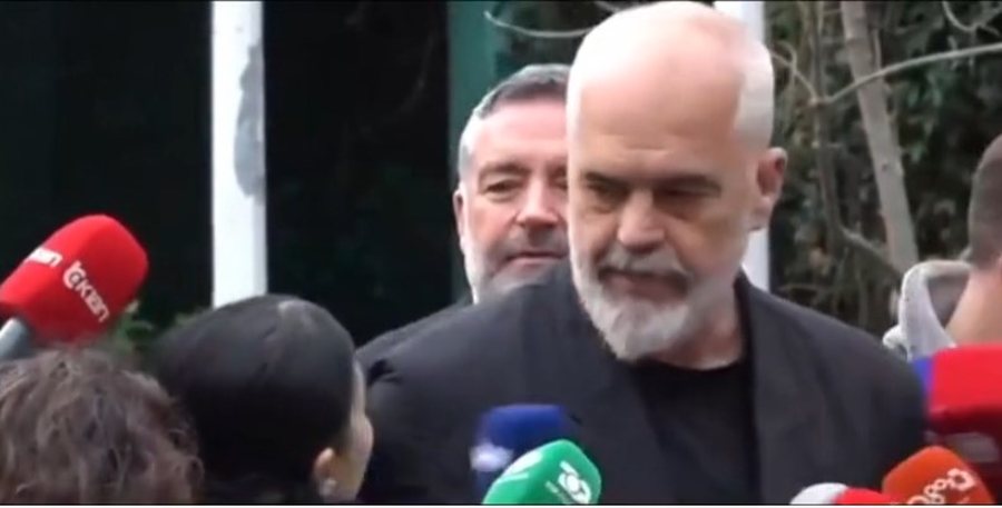 Incidenti gjatë konferencës, Rama prek në faqe gazetaren Ambrozia Meta ...