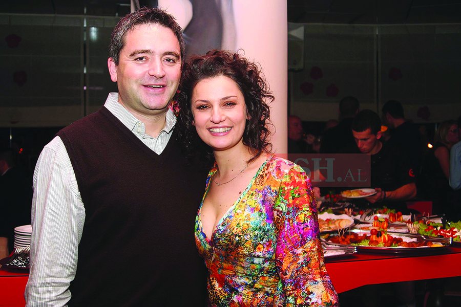 Të ndarë prej kohësh 'de facto', Nora Gega dhe Blendi Klosi firmosin divorcin – Podiumi Lajmet ...