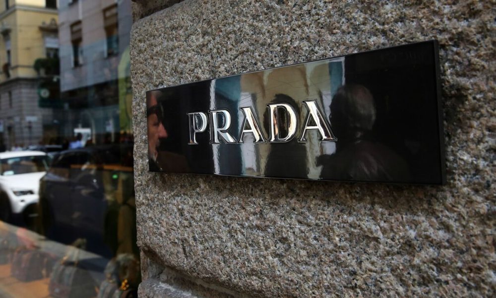 Prada drejt blerjes së Versace – Podiumi Lajmet më të fundit në Shqipëri
